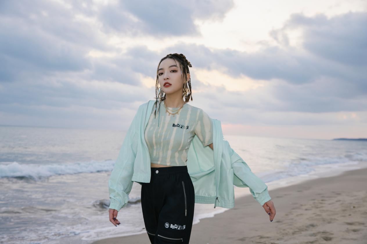 李宁品牌签约中国第一女Rapper VaVa毛衍七 继续燃爆国潮 - 360娱乐，你开心就好