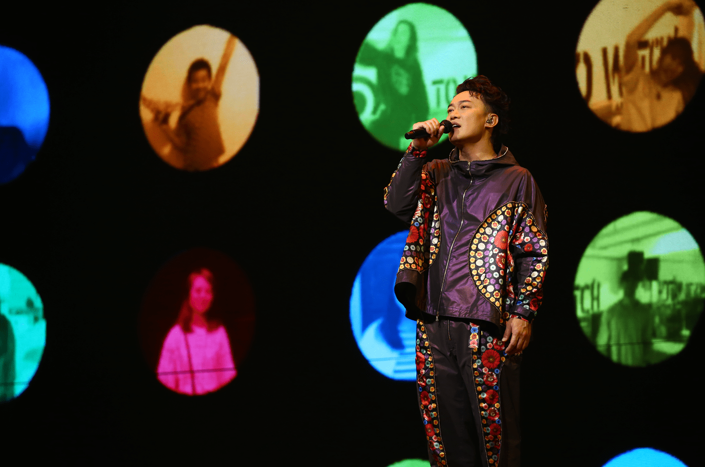 Eason陈奕迅演唱会“放宽位”1小时售空，《人啊人》花絮惊喜上线 - 360娱乐，你开心就好